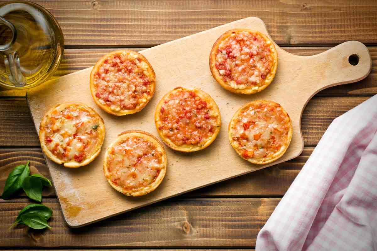 Przepis na: mini pizze - KobietaMag.pl