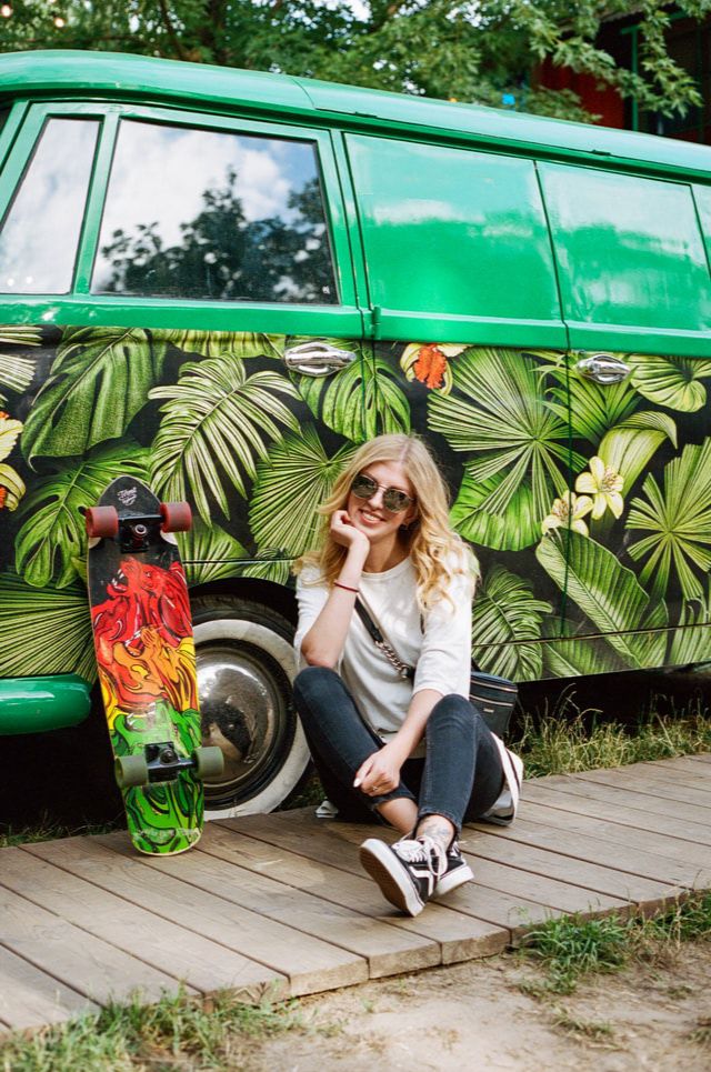 VSCO Girl - kim są i jak się ubierają? Wyjaśniamy - KobietaMag.pl