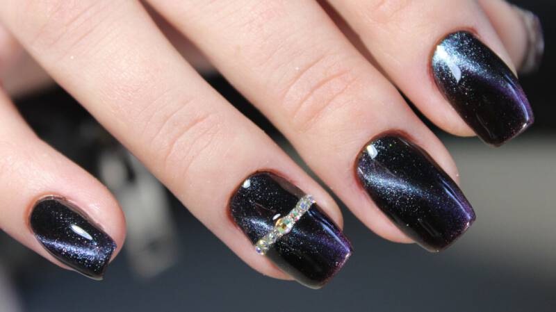Velvet nails - gorący lśniący trend w stylizacji paznokci - KobietaMag.pl