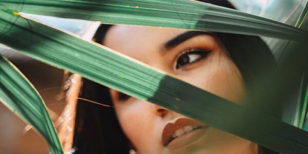 Jak zrobić kreskę na opadającej powiece? Poradnik - KobietaMag.pl