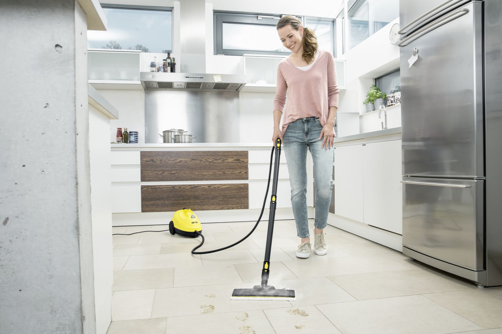 Jak działa mop parowy, a jak mop elektryczny? Porównanie - KobietaMag.pl