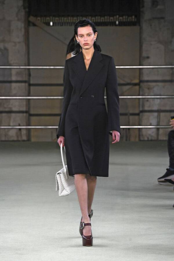 Modne fryzury na jesień i zimę 2022/2023 - KobietaMag.pl